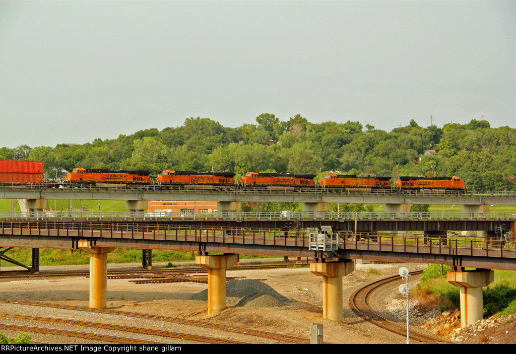 BNSF 7259 eases a stack train EB on the flyover.